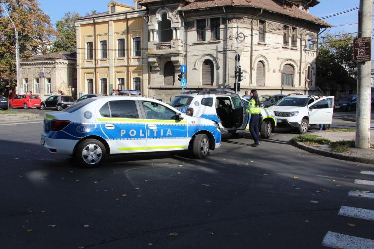 Septuagenară lovită de maşină, pe marcajul pietonal, la intersecţia ...