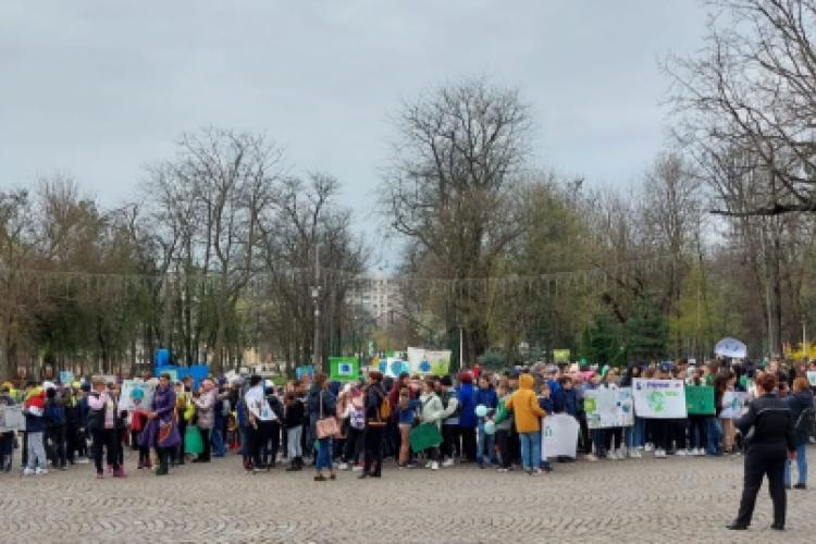 „Susține viața!”. Marșul celor 1.000 de elevi și profesori de la Școala ...