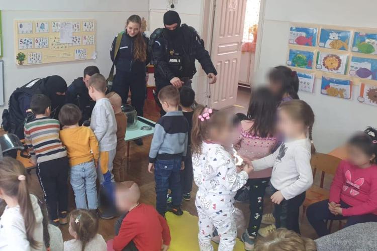 Programul „Școala Altfel”, cu jandarmi printre preşcolari şi elevi ...