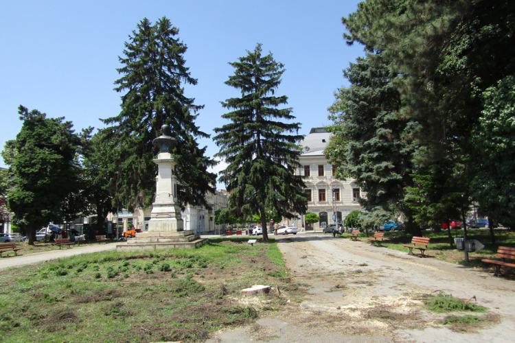 Piața Traian, fără brazii de lângă ceasul-turn și grupul statuar Nerva ...