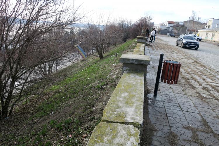 Implicarea voluntarilor care au curățat de gunoaie taluzul falezei nu a ...
