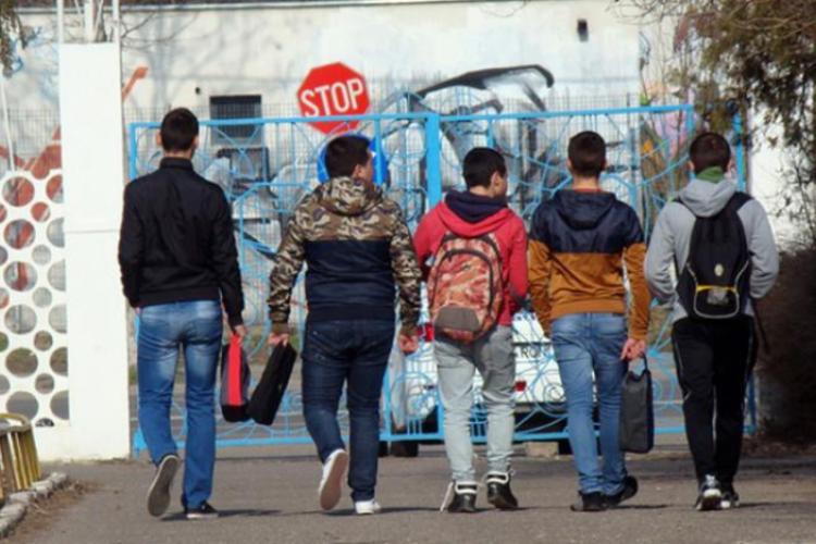 Pro sau contra desființării intrărilor separate în școală pentru elevi ...