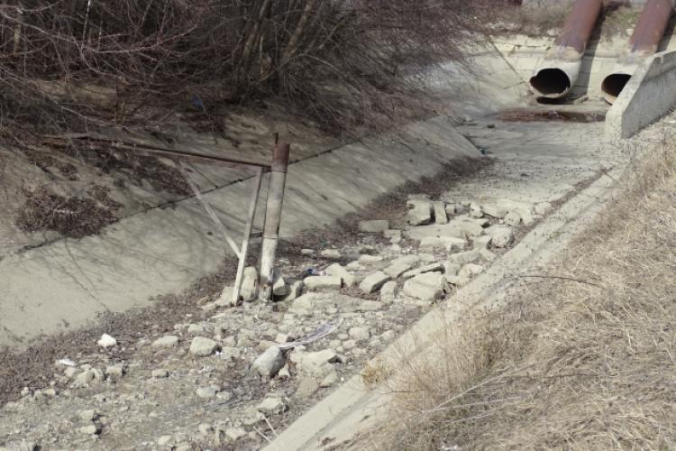 Nesimţire şi poluare, pe un canal de irigații foarte important al ANIF ...