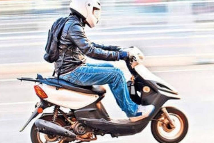 Mopedist fără permis, la Măxineni | Obiectiv Vocea Brailei