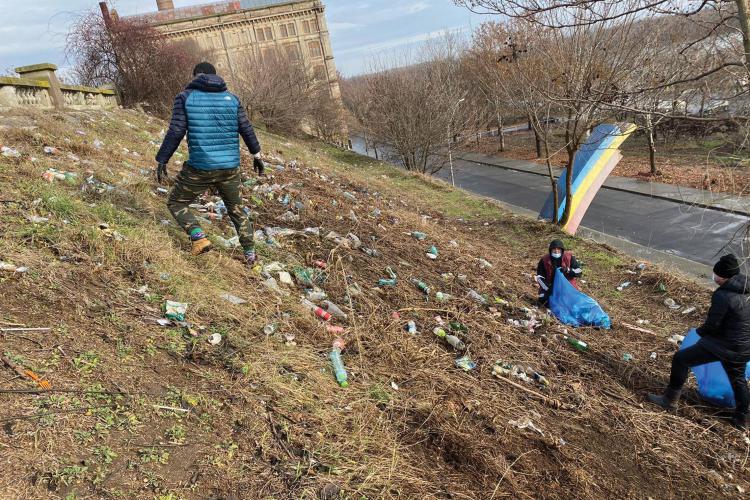 Taluzul falezei, transformat în groapă de gunoi de câțiva brăileni ...