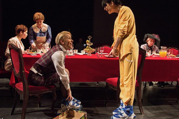 “8 femei”, din nou pe scena Teatrului “Maria Filotti” | Obiectiv Vocea ...