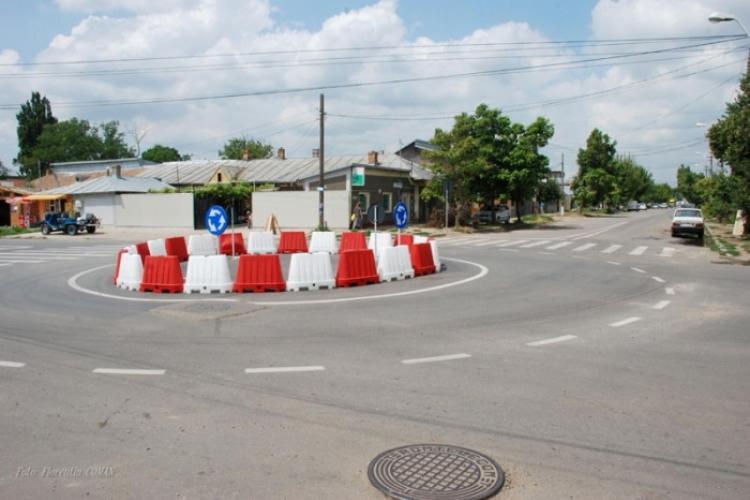 Brăilenii preferă giratorii din balize de plastic, ieftine şi eficiente ...